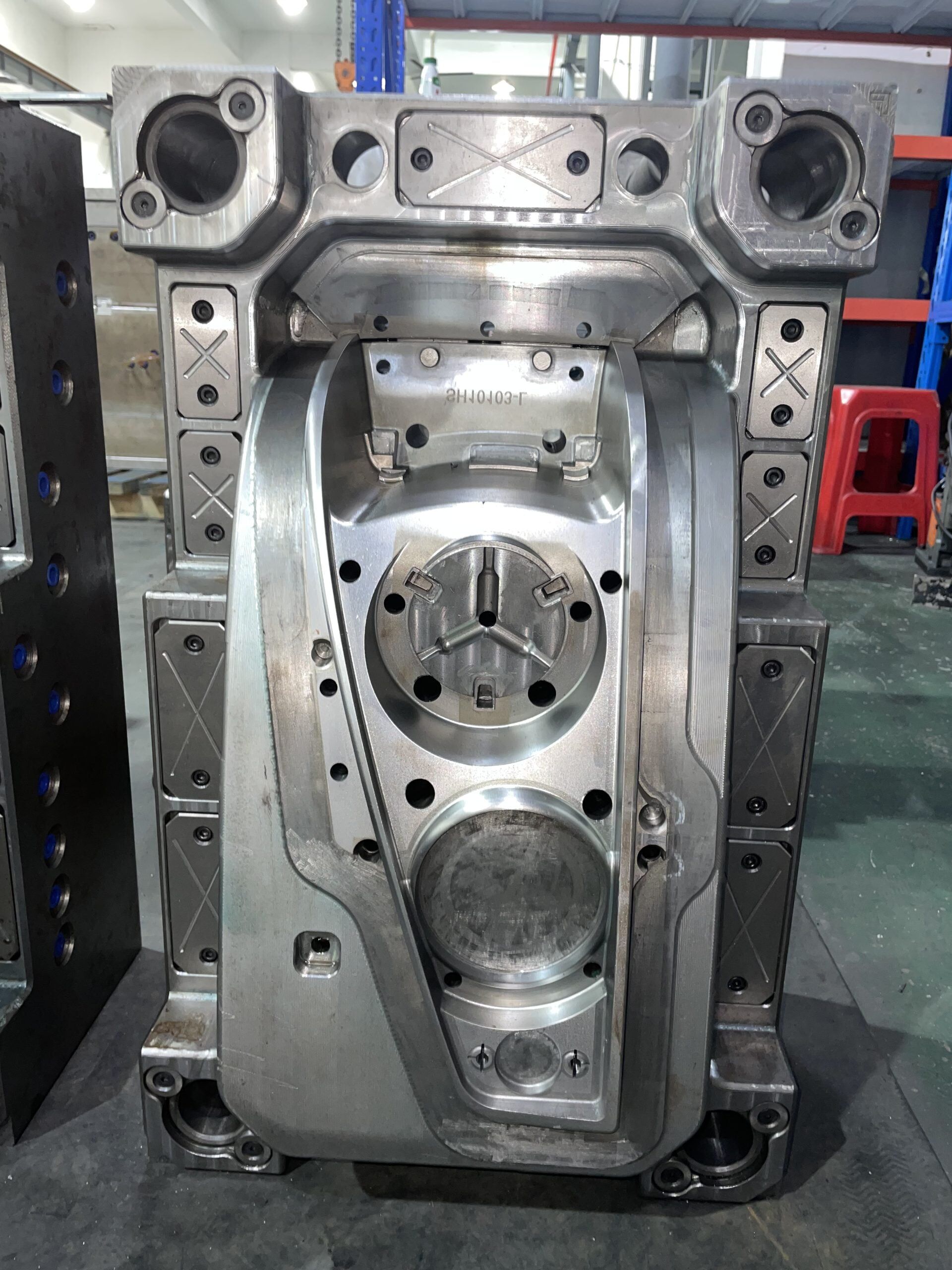 Tail lamp housing mould - Taizhou Pro Mould-20+years experience plastic ...